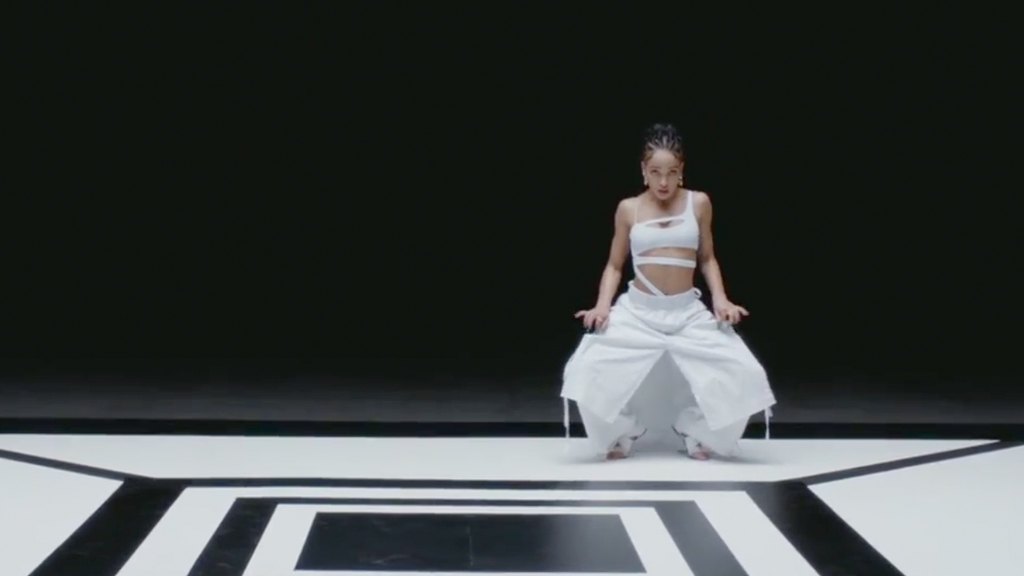 Blow up doll features in FKA Twiggs' M3LL155X video