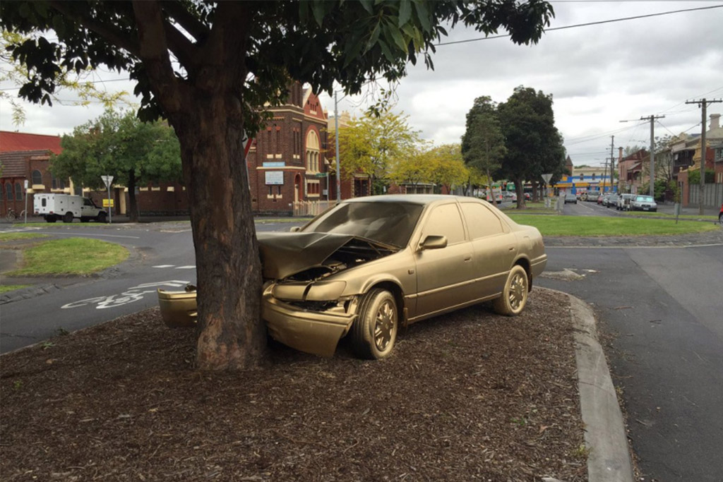 Melbourne artist spray paints abandoned car crash completely gold