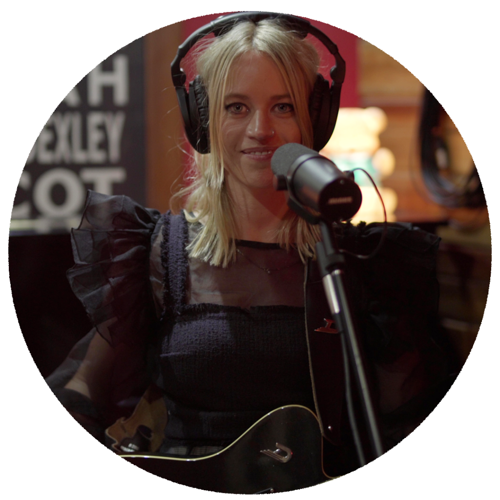 Watch Annie Hamilton perform 'Panic' Live at Enmore