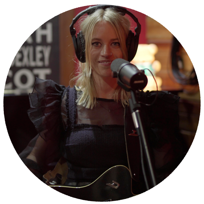 Watch Annie Hamilton perform 'Panic' Live at Enmore