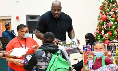 Shaquille O'Neal gives away 1,000 PS5s and Nintendo Switches at ...